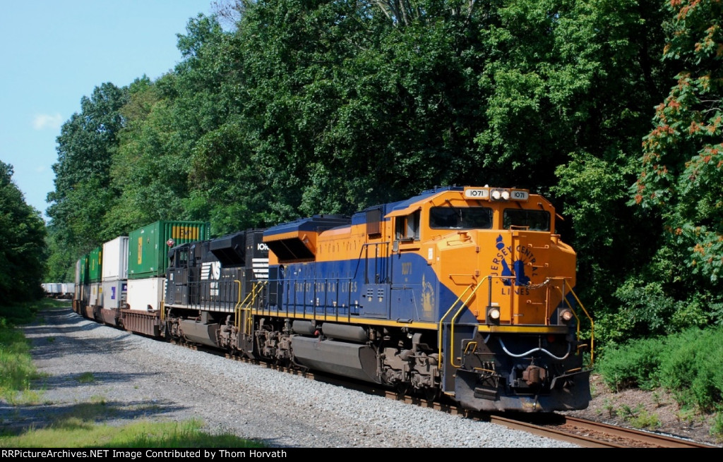 NS 1071 heads up NS intermodal 20K east at LEHL MP 53